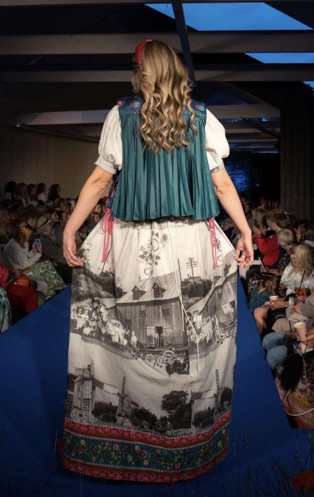 Linane foto prindiga kleit kollektsioonist "Ereda leegiga" - Muhu Brands
